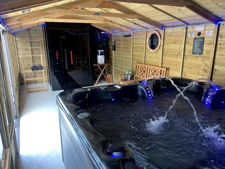 Cardiff• Sleeps 7• Private Hot Tub, Sauna & Garden - Cardiff