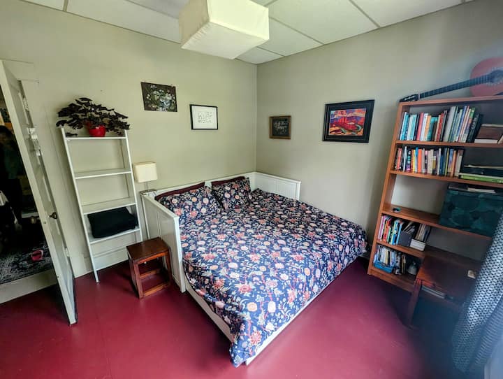 King Room In East Van Artist's Home + Hot Tub - 