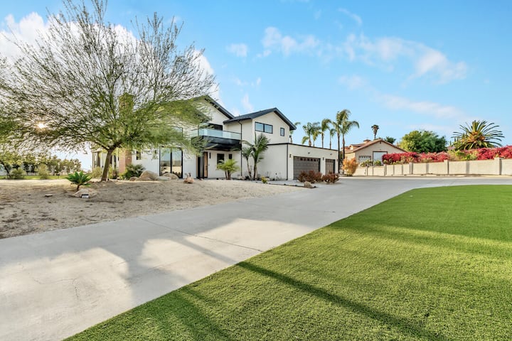 Experience Luxury And Tranquility - Lakeside