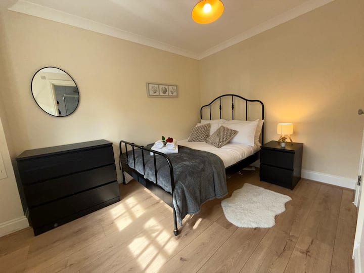 Ensuite Near Gatwick Airport - Redhill