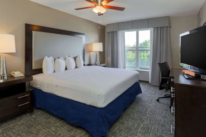 Launchpad To Memphis: 1br W/breakfast, Pool&gym - Germantown, TN