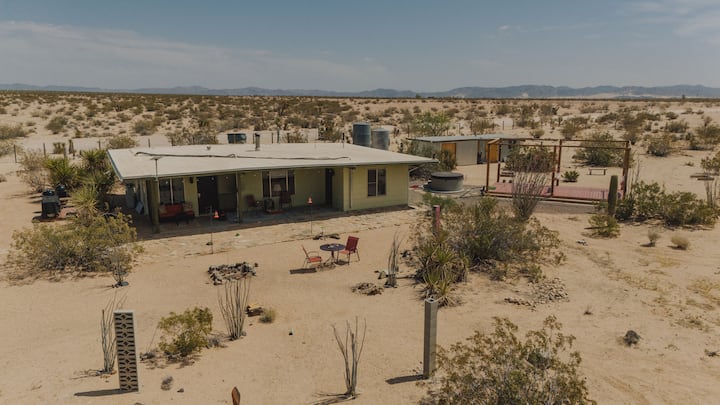 Bohemian Oasis - Desert Charm Meets Retro Comfort - Joshua Tree National Park