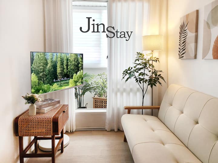 [11월 특가]합정역, 공항버스, 한강 10분 /홍대,연남,남산/케이팝콘서트/K쇼핑/짐보관 - South Korea