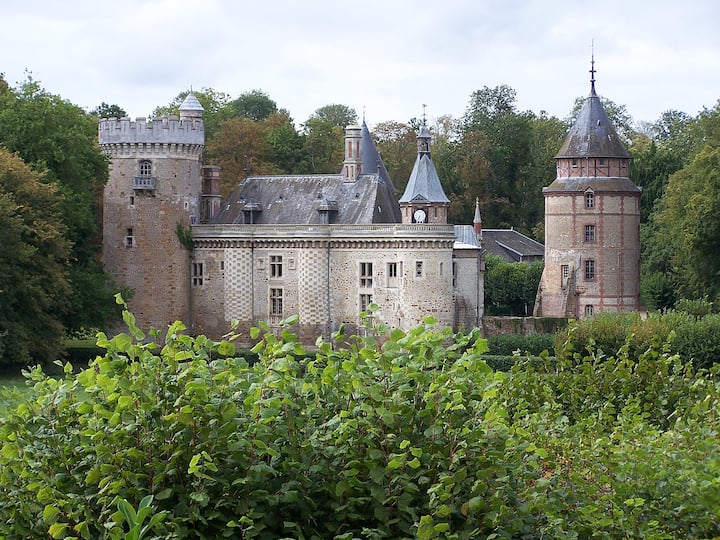 Tour Du Vieux Château De Condé Au Bord De L'iton - Damville