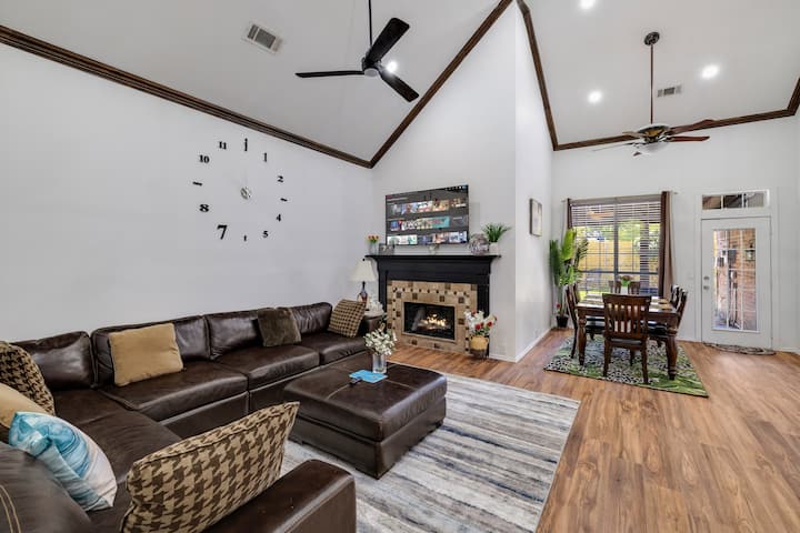 Frisco Chillout Vacation Home - Frisco, TX