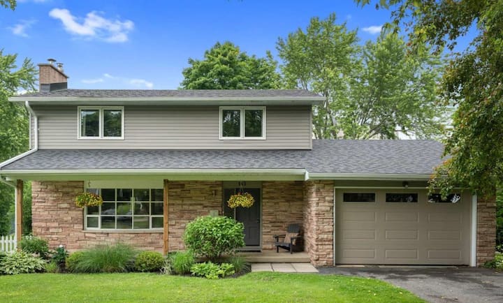 Family Home With All Amenities! - Kingston, Ontàrio, Canadà