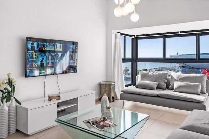 Beachfront 2br | Steps To Gordon Beach - Tel Aviv
