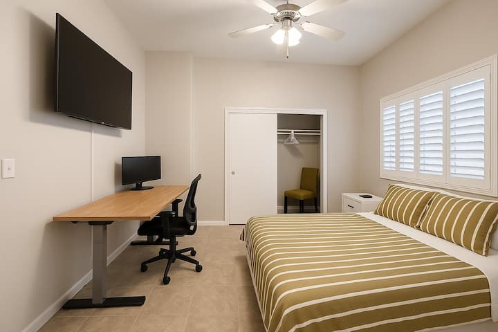 Bright & Cozy Bedroom With Desk - Nevada