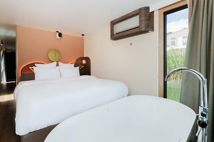 Suite Flottante Avec Balnéo Et Sauna Privé - Chambly