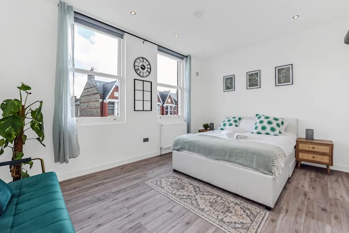 Bright And Airy 2br Flat In London - London