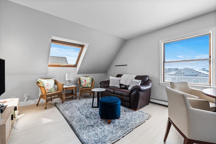 Huge 1br City Loft W/skylights - Everett, MA