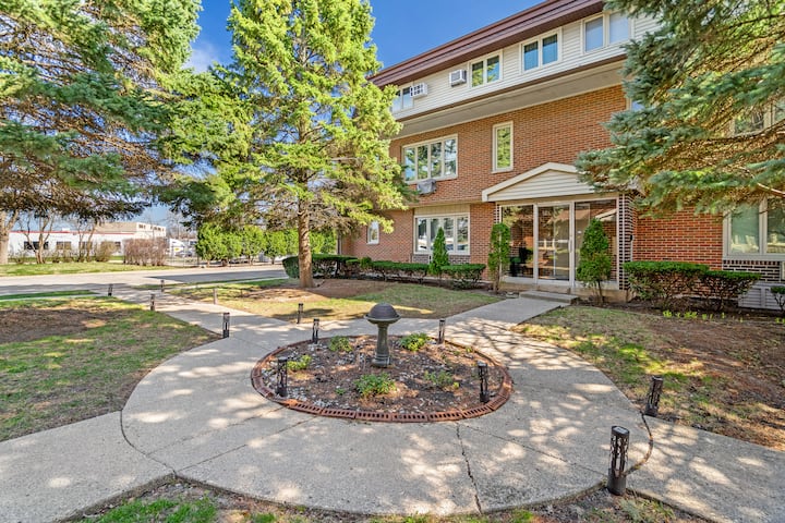 Spacious 2-br|king Beds+smart Tvs+free Parking - Arlington Heights, IL