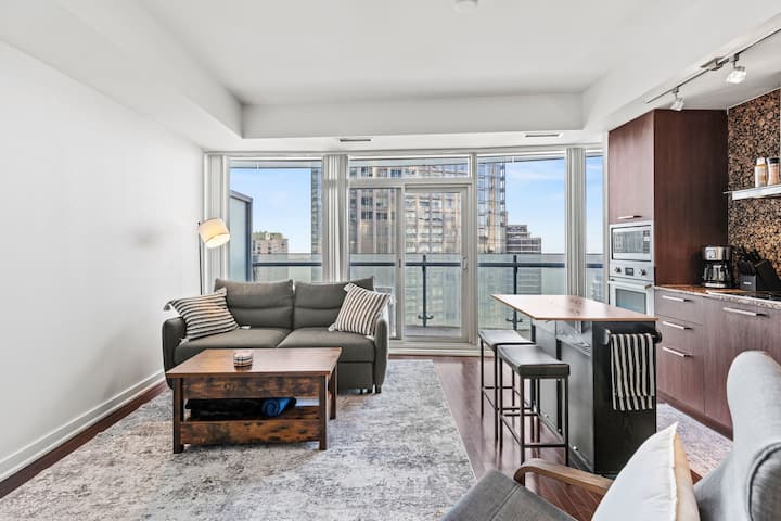 Fully Upgraded Modern Condo With City Skyline View - Toronto