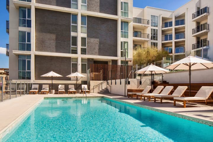 Cozy 1br In Heart Of Hollywood! Free Parking, Pool - San Fernando Valley, CA