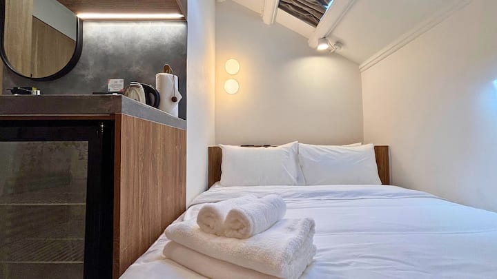 Victoria Studio Queen (No Window) - Singapore