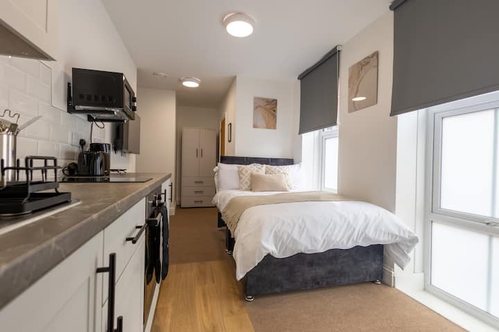 Stylish Studio-parking-kitchen-ensuite Ground Flr - Derby, UK