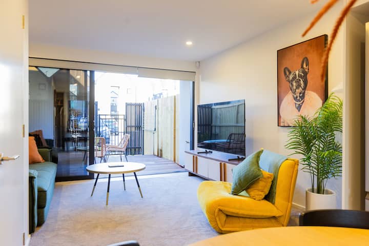 Luxury 2 Bed, 2 Bath Cbd Retreat With Parking - Christchurch