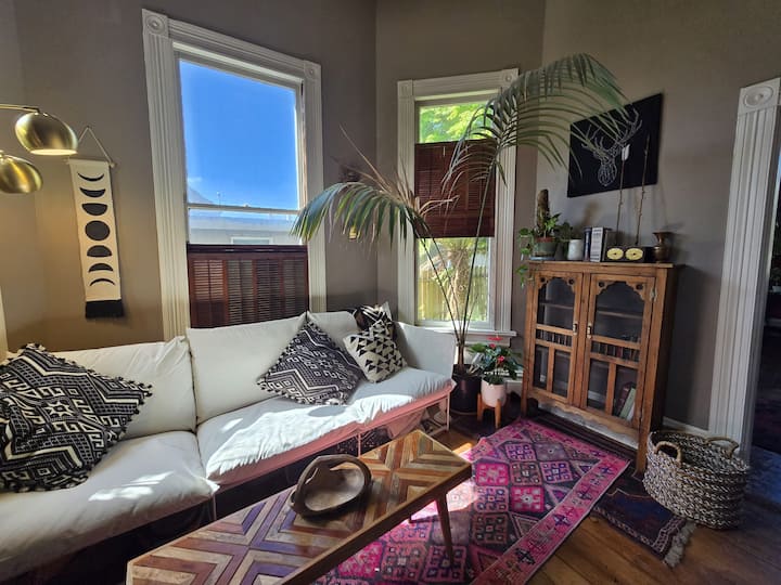 Charming Unique Themed Victorian Elegance - Eureka, CA