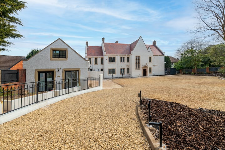 108 Holm House | Spacious Loft-style Apartment - Barry