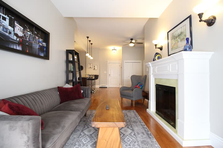 Rare & Beautiful 1 Bedroom W/ High Ceilings - Victoria
