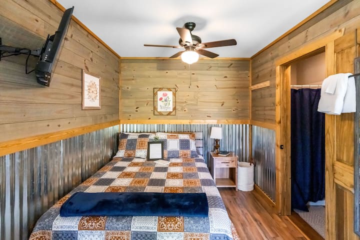 Moravian Mill Cabin/ Tiny Home - Fire Cabin 1 - Water Park, Taylorsville