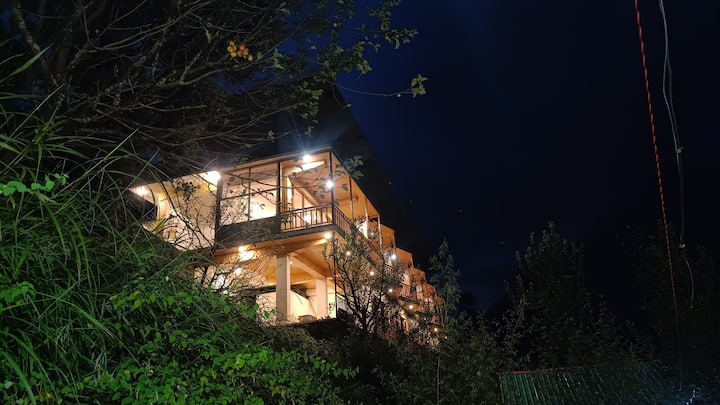 Jibhi Dreams: Big Family Room With Grand Balcony - Jibhi