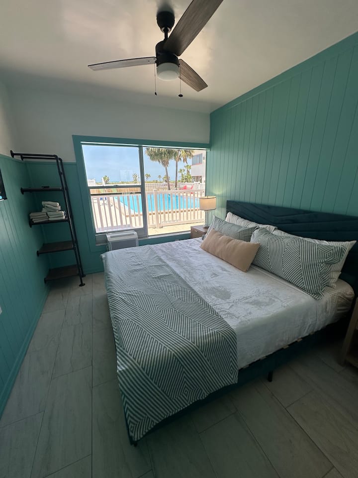 Arvilla Beachfront Bedroom Family Suite - St. Pete Beach, FL