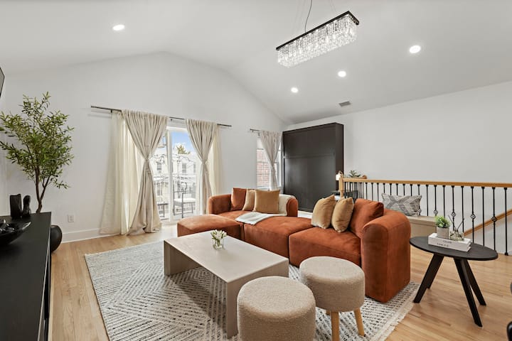 Spacious Family Retreat • Free Parking & Comfort - New York