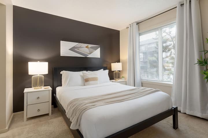 Auras - 2bdrm Condo-steps To Restaurants/shopping - Edmonton