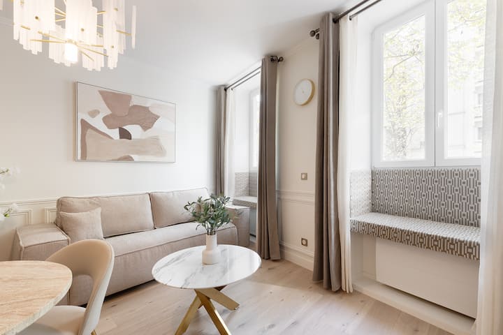 Un Magnifique 1-ch Avec Services - Batignolles - Paris