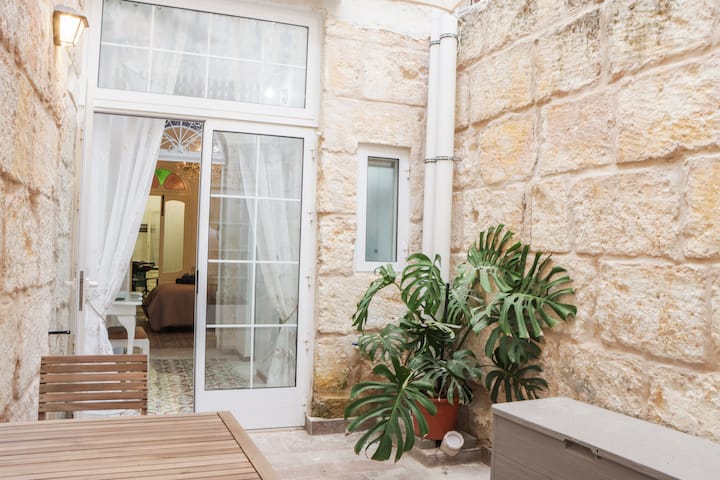 Traditional Maisonette With Internal Yard/jacuzzi - Malta