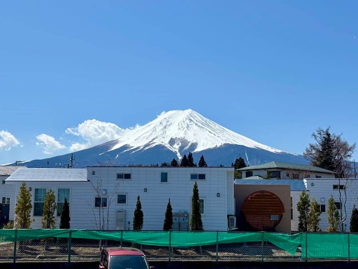 富士山に一番近い駅から徒歩1分/畳と丸卓が演出する和の寛ぎ - Fujiyoshida