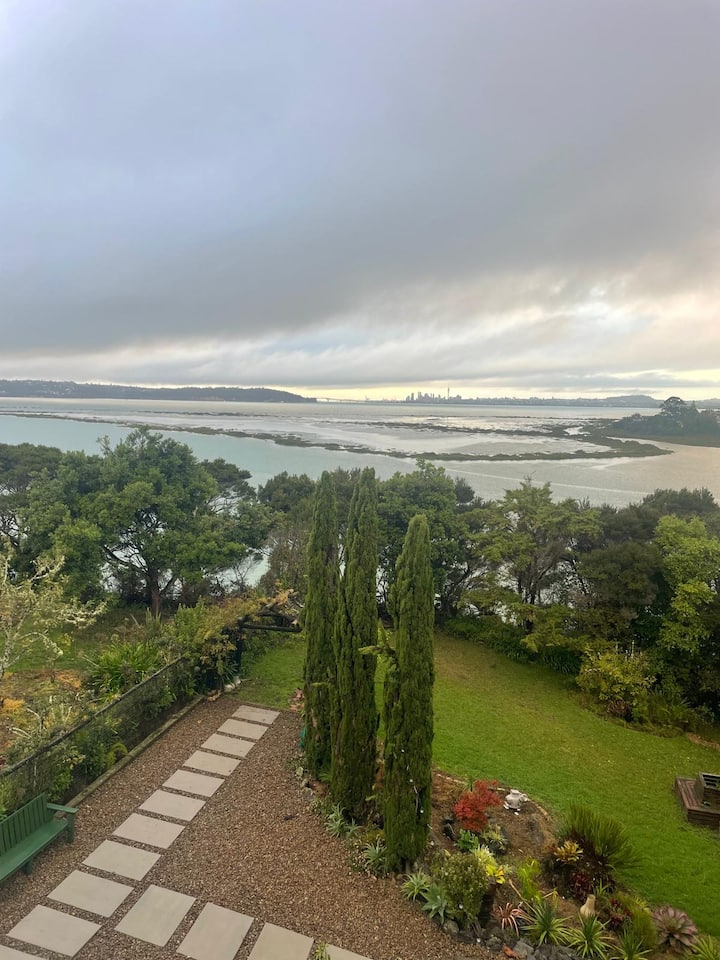 Nature’s Retreat: Serene 2br With Water&city Views - Huapai