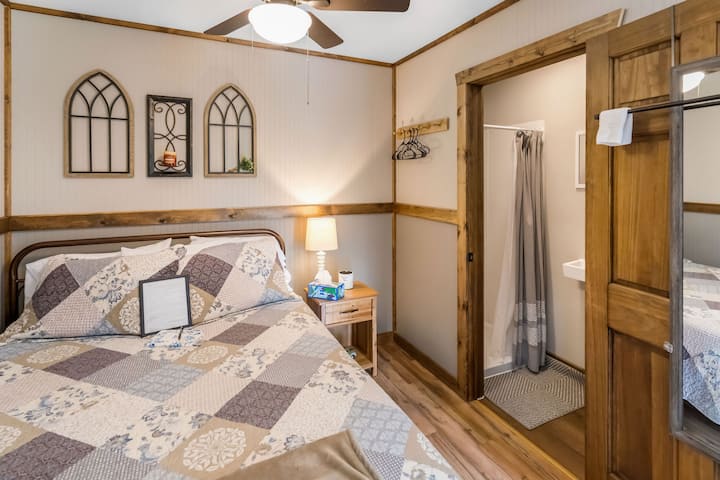 Moravian Mill Cabin/ Tiny Home - Glory Cabin 2 - Water Park, Taylorsville