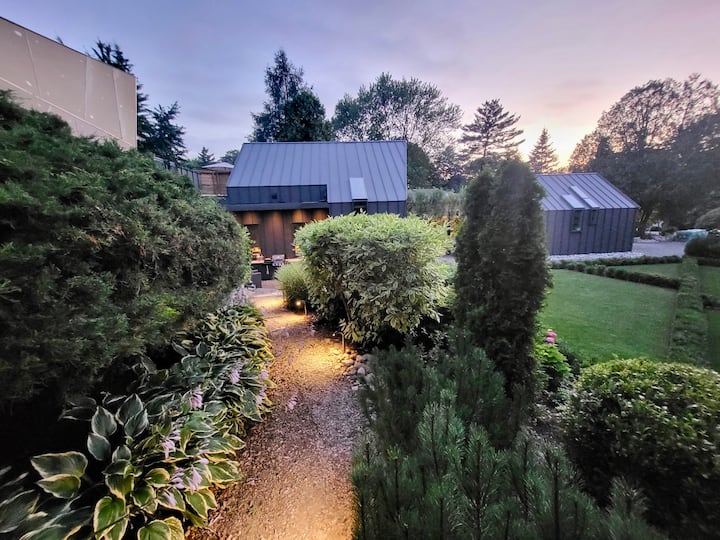 A Lavish Stay!
Rooftop+jacuzzi+gardens+
Steam Spa - Ontario