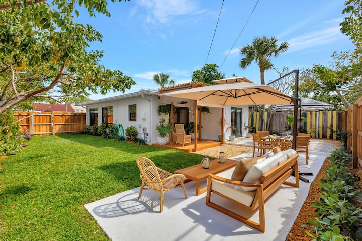 West Palm Beach Cottage, Centrally Located - The Bahamas