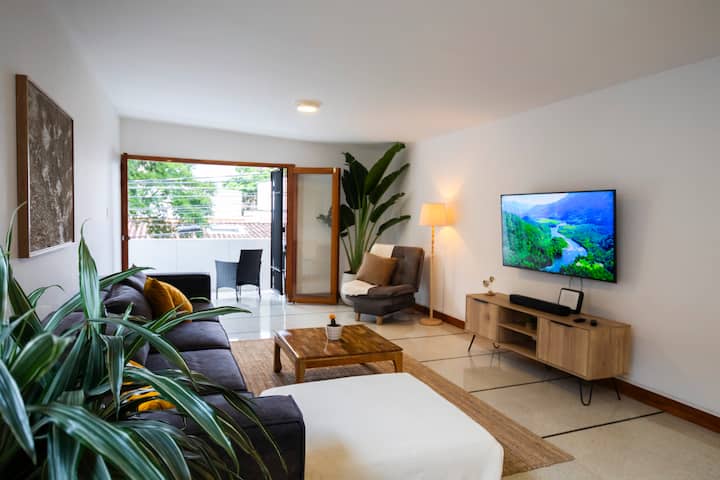 Laureles Vibes: Style, Space, A/c Main Br, Parking - Medellín