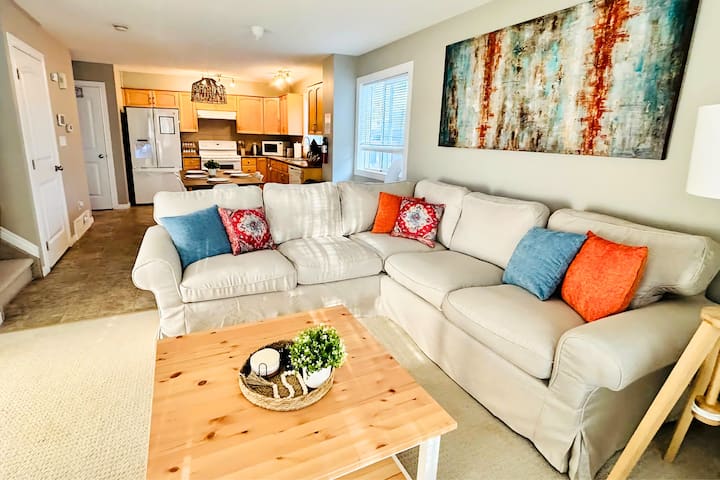 Entire Home In Edmonton 5 Bedrooms Steps From Expo - Edmonton, Canada