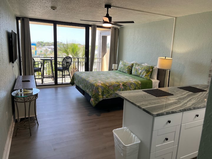 City View Remodeled King Studio Pool Beach Access - Daytona Beach Shores, FL