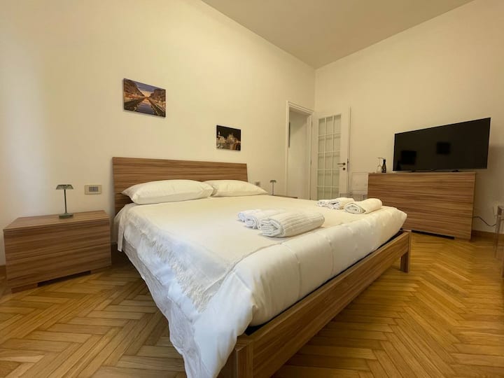 Near Metro, Tram 14 At Doorstep - Milán