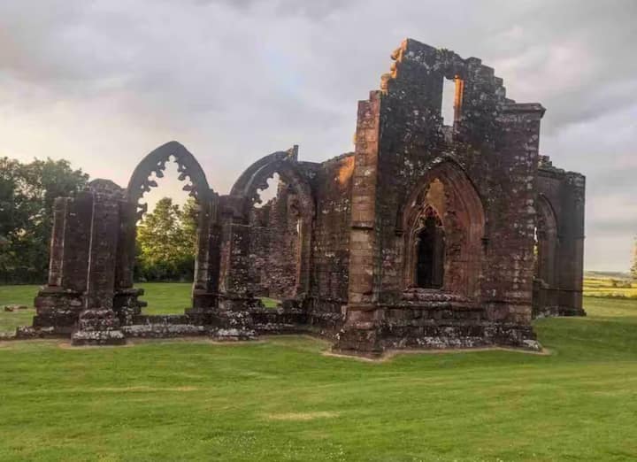 Modern 2 Bed Next To Historic Ruin.
Gated Driveway - Dumfries