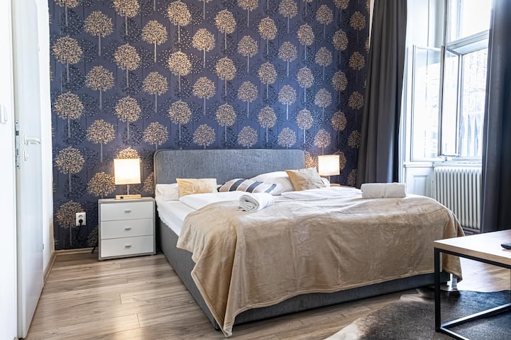 Spacious Quad Room On Mariahilferstr. View! - Viena