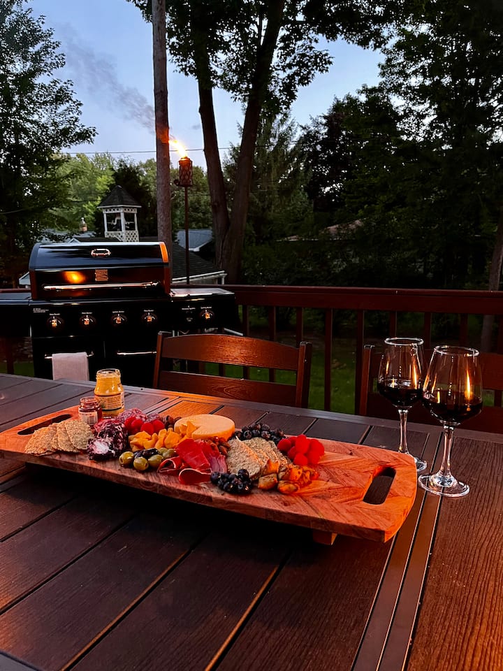 Grill, Deck, Huge Backyard! 1 Mile From Lambeau! - Green Bay, WI