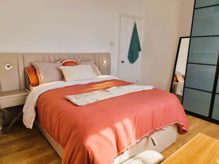 Spacious Room In The Heart Of Acton - London