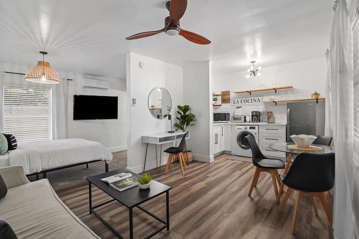 Coastal Modern 1br W/ Pool + Parking Near Las Olas - Fort Lauderdale, FL