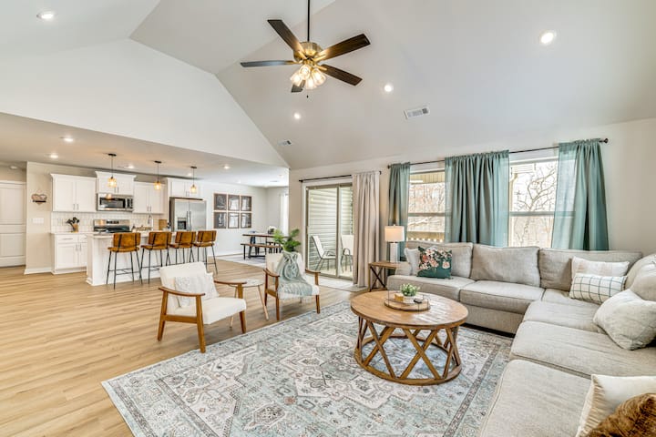 -New- Bike, Hike & More! Stylish Home W/ Game Room - Bella Vista, AR