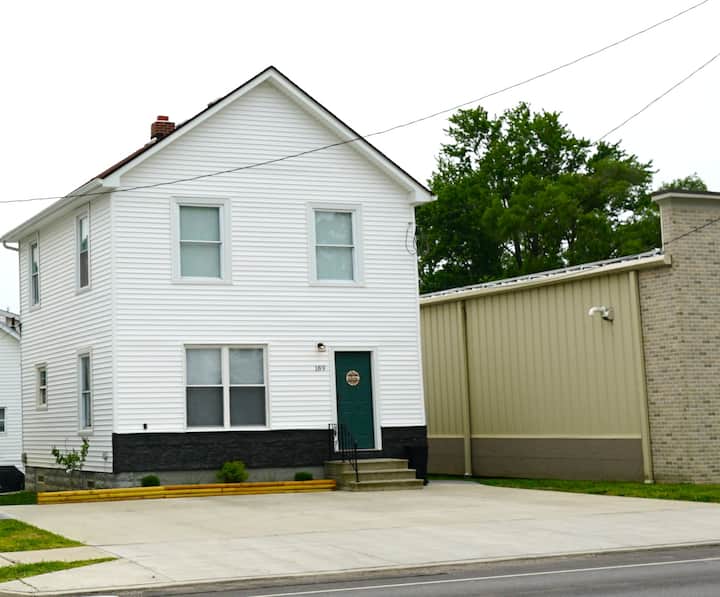Comfortable 4br Home Near Downtown Elyria - Avon, OH