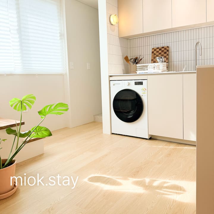 지하철2분/영화방/리모델링/7인/무환승 홍대·종로·성수·잠실·강남/공항버스8분/장기숙박할인 - Seoul