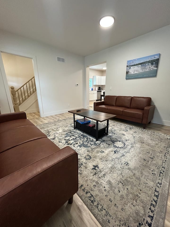 Short Walk To The Falls Newly Renovated 4 Bedroom - Niagara Falls