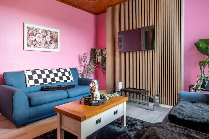 The Huge Hideaway - Groups Sleeps 15 & Central - Belfast